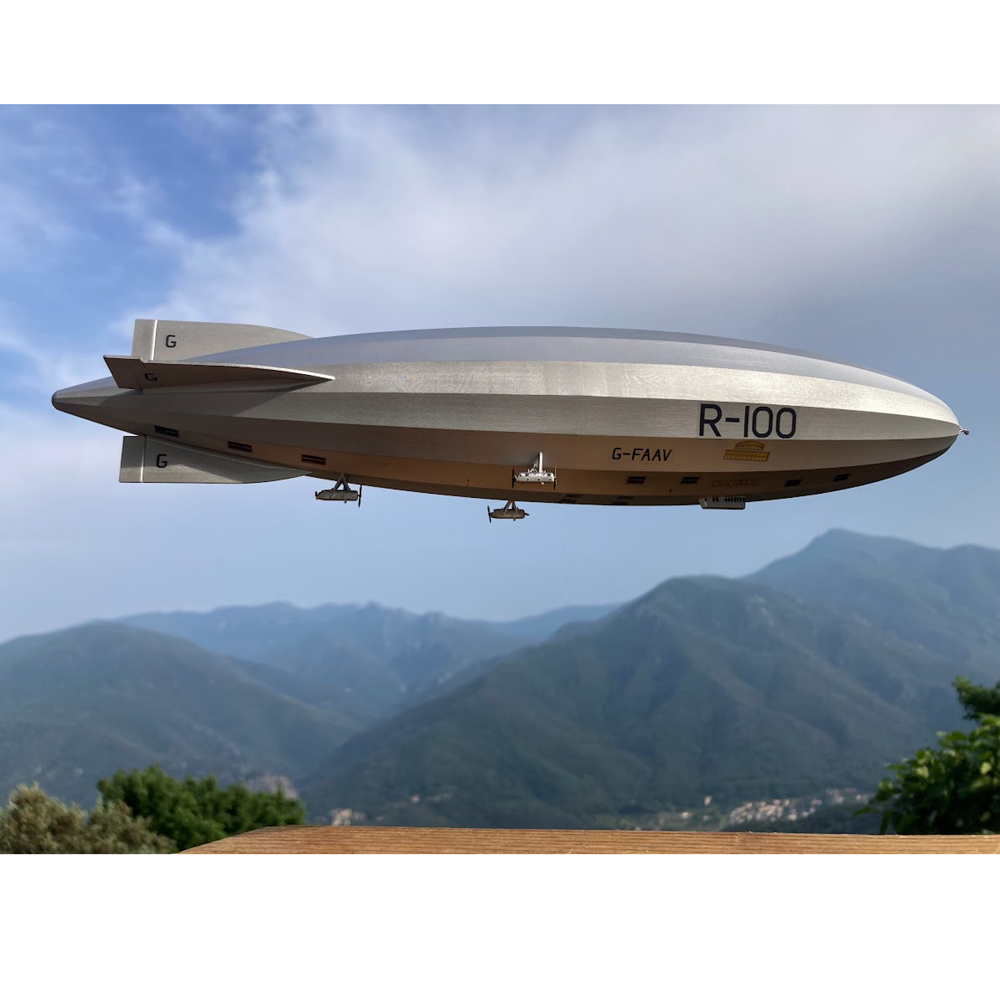 R100 Airship kit in 1:600 or 1:700 scale with Display Stand and Decals ...
